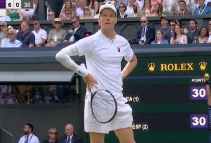 Άνοιξαν σαμπάνια στον τελικό του Wimbledon και ο φελλός πήγε δίπλα στον Σίνερ! | SDNA